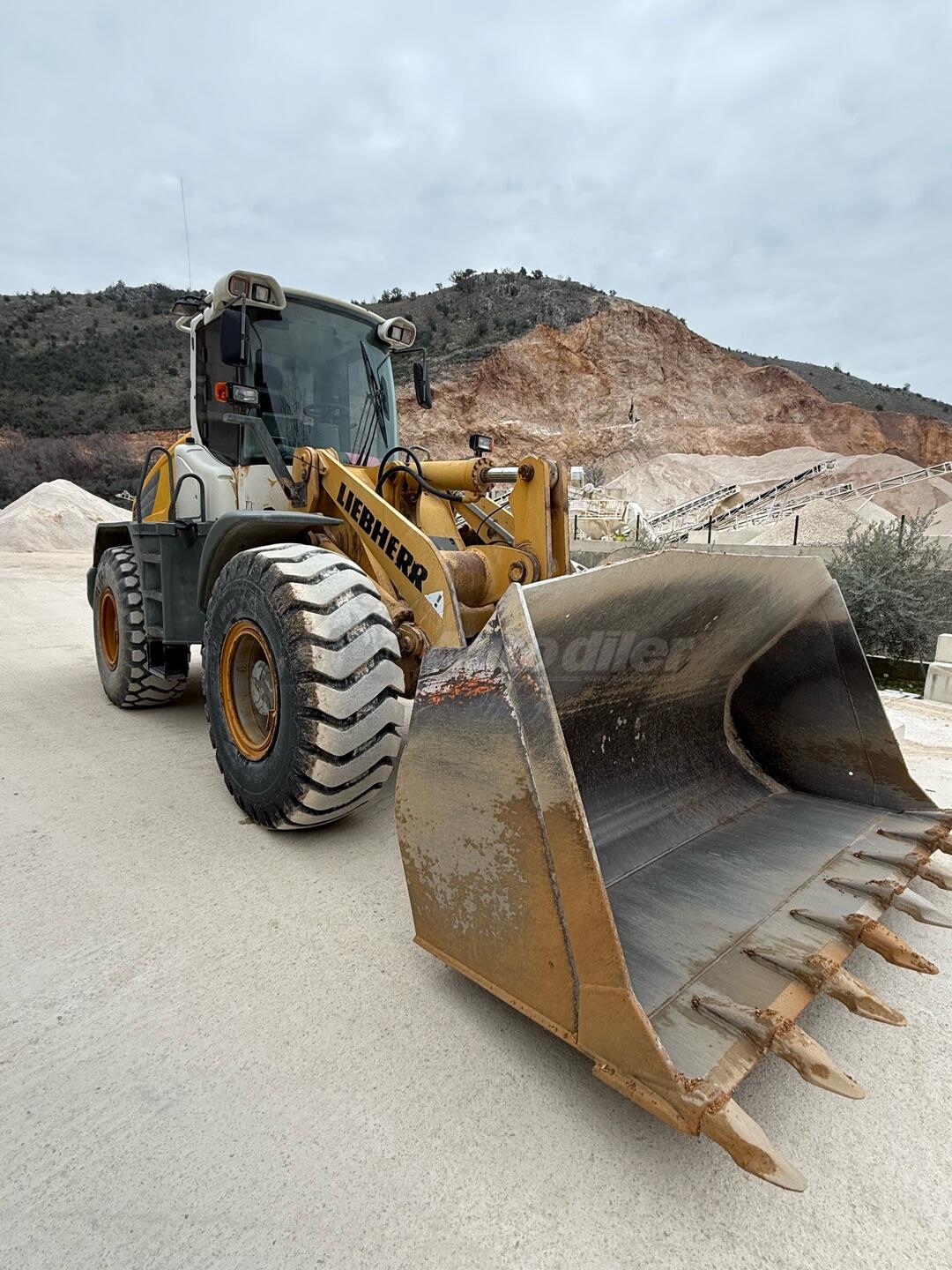 Liebherr - 538 - Cijena 39999 € - Crna Gora Ulcinj Ulcinj (uži dio ...