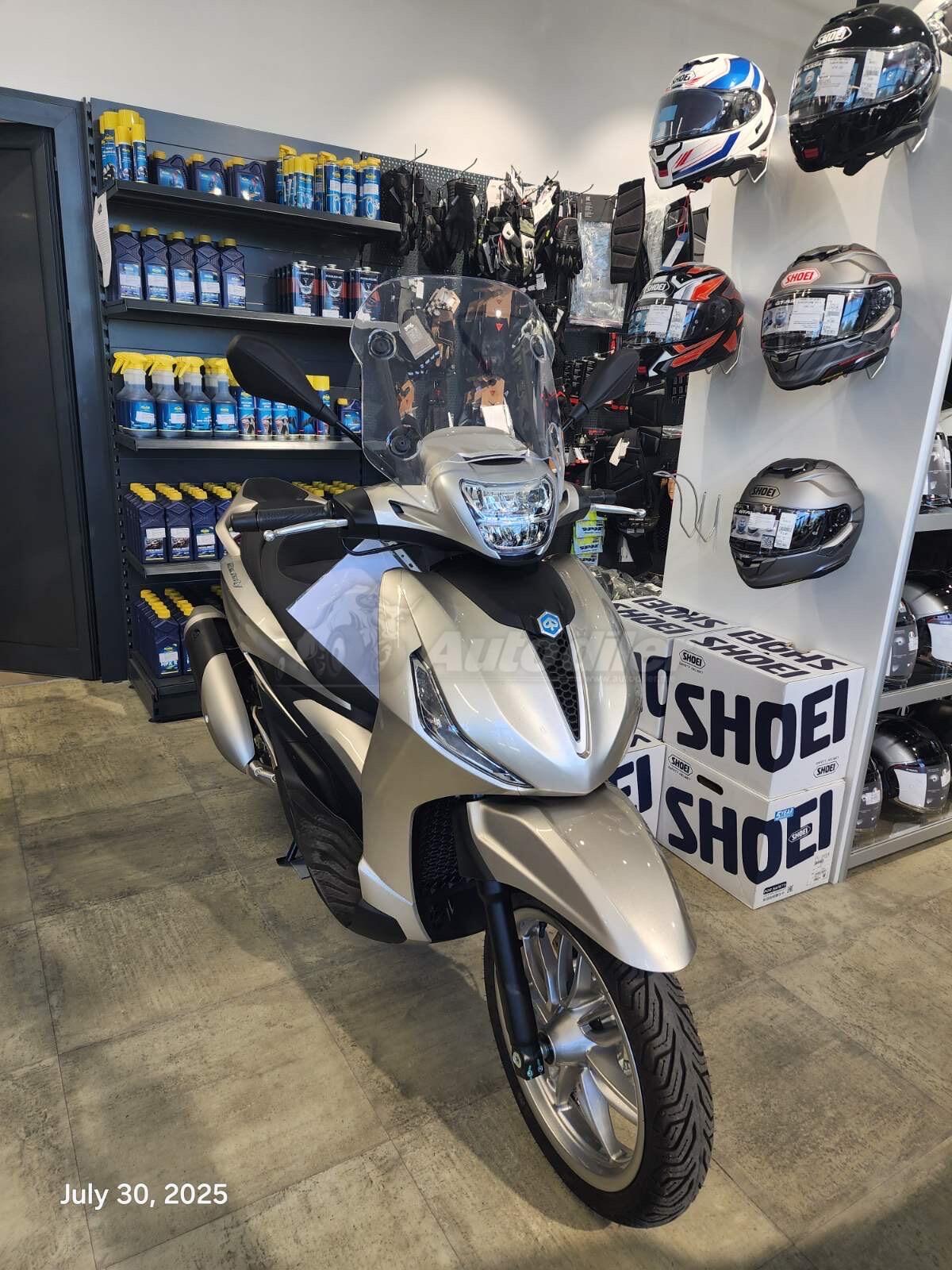 Piaggio - Beverly 300 HPE - Cijena 5300 € - Montenegro Kotor Radanovići ...