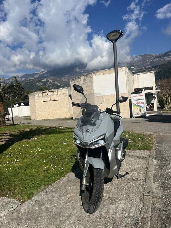 HM - Hamachi 200 adv - Cijena 2300 € - Crna Gora Budva Centar grada ...