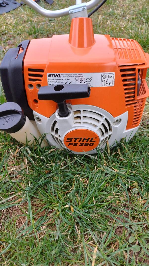 Stihl - Fs 250 - Cijena 400 € - Crna Gora Berane Buče Poljoprivredne mašine i alati | AutoDiler